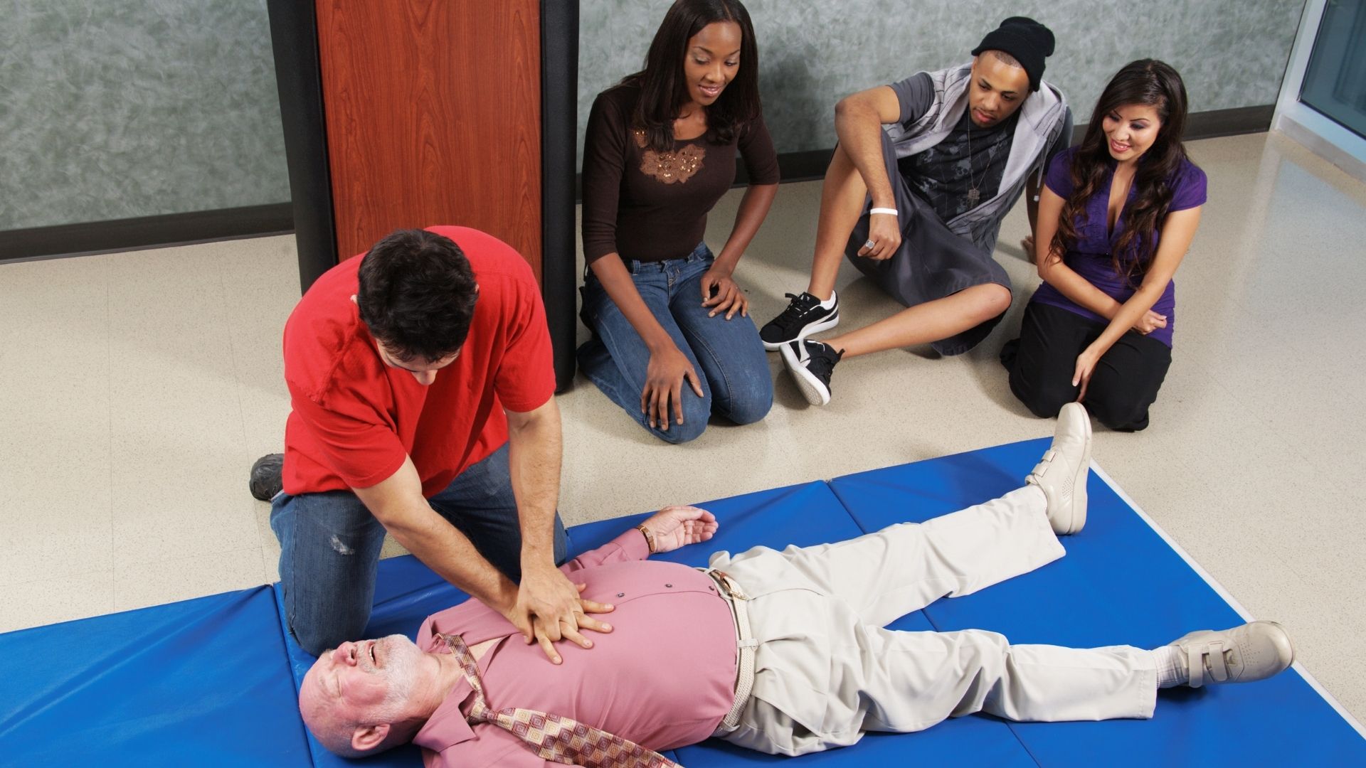 How to Perform CPR? What You Need to Know Before It’s Too Late - Howl Movie